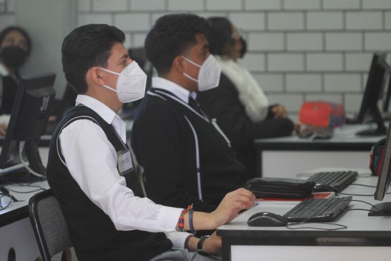 Alumnos del Cobach demuestran conocimientos en Examen Planea